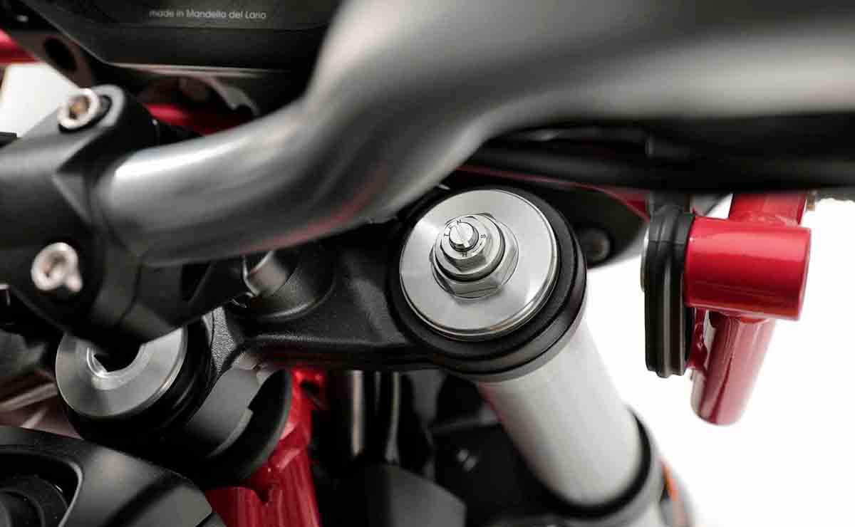 Moto Guzzi V85 TT BS6 Price 2022 | Mileage, Specs, Images of V85 TT ...