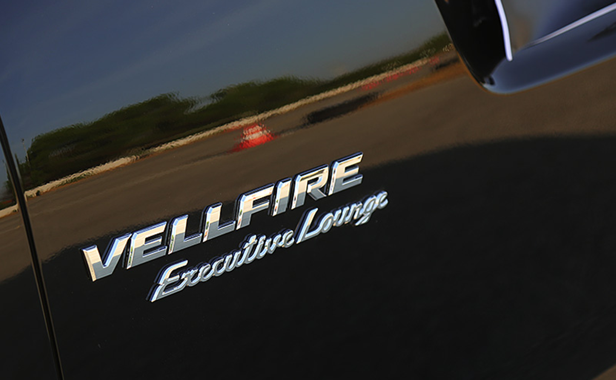 Toyota Vellfire Price in India 2023 - Images, Mileage & Reviews ...