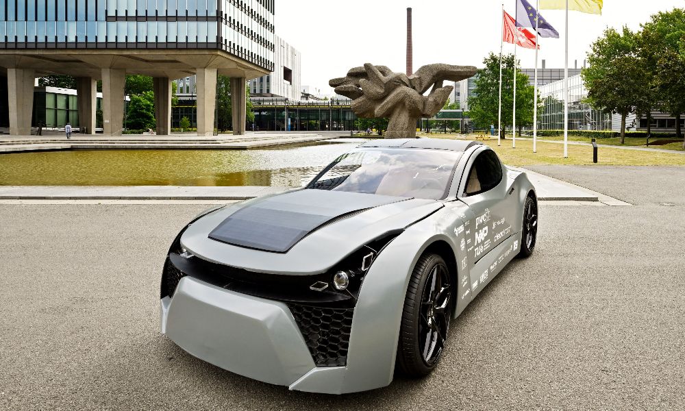 Dutch Students Devise Carbon-Eating Electric Vehicle
